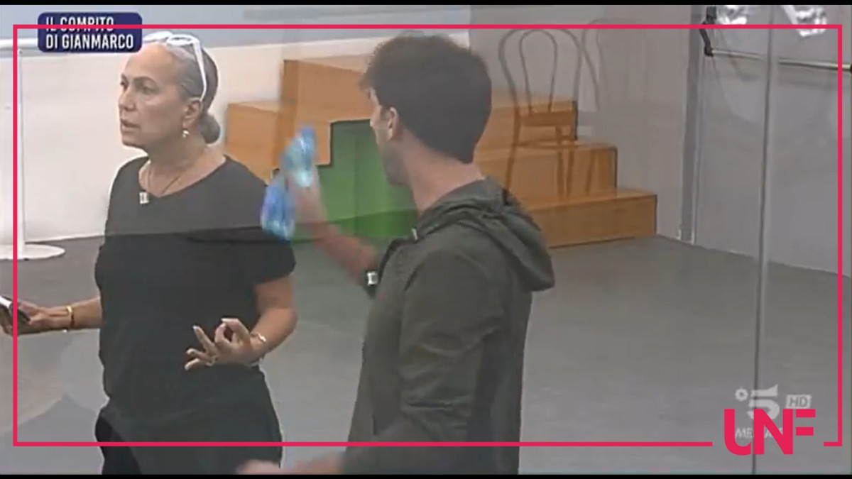 Raimondo Todaro come Tina Cipollari e la bottiglietta d'acqua contro la ...