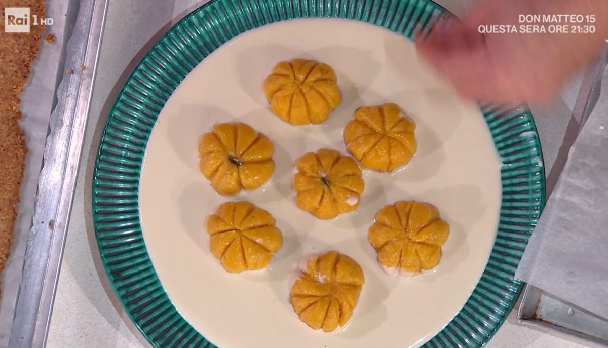 I Gemelli Billi preparano gnocchi di zucca: cucina solo Alessandro ...