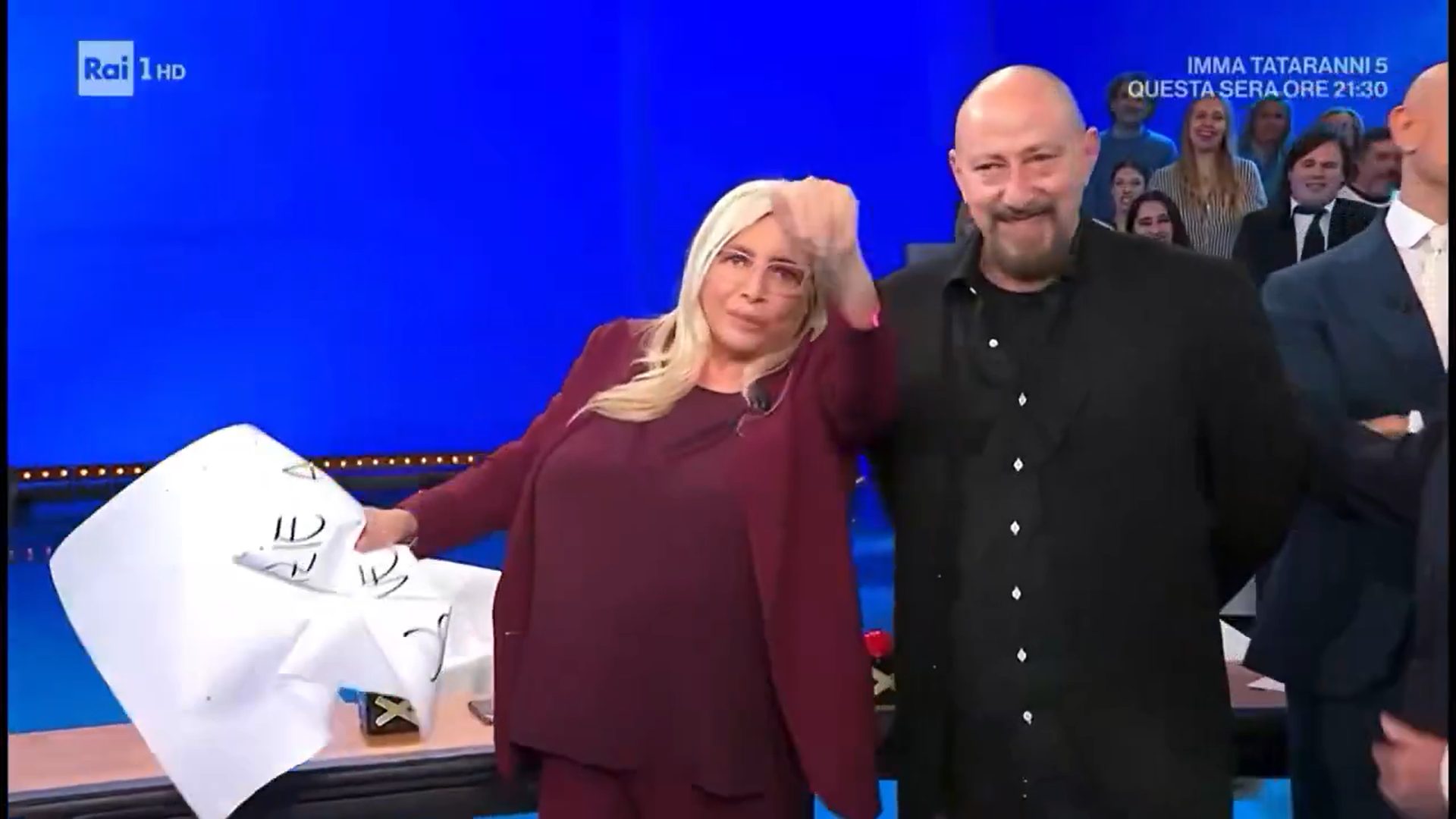 Mara Venier nera con Teo Mammucari: "sei un p*rla" e il video diventa ...